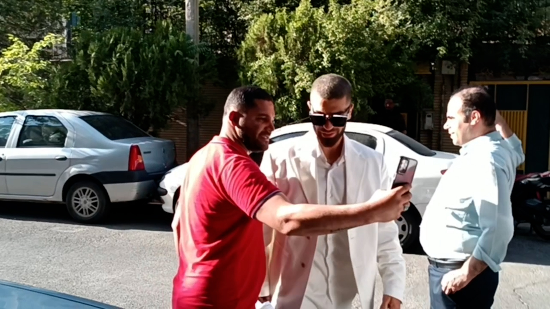 سرلک با کت و شلوار سفید در باشگاه پرسپولیس | ویدیو ورزش سه