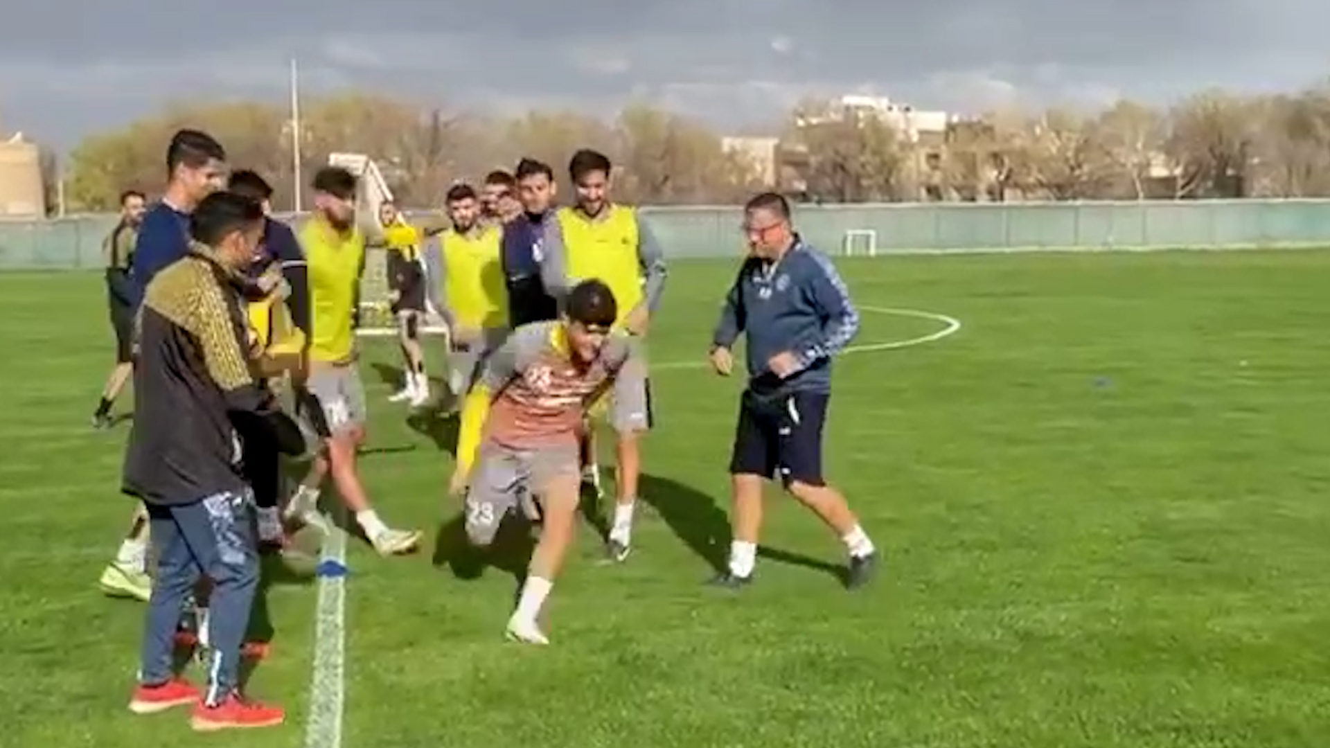 فرار بازیکن سپاهان از کتک خوردن در روز تولد!- ویدیو ورزش سه