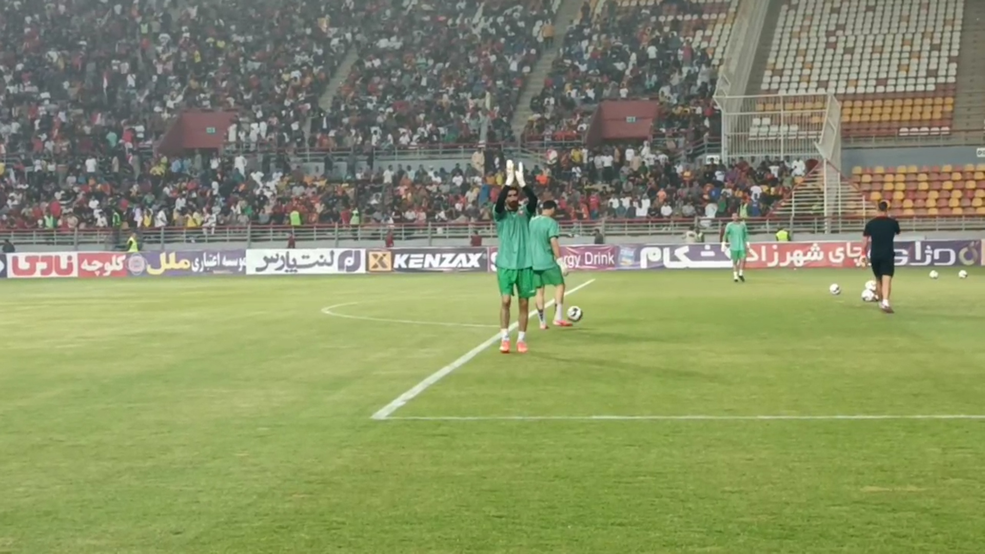 تشویق بیرانوند توسط هواداران تراکتور | ویدیو ورزش سه